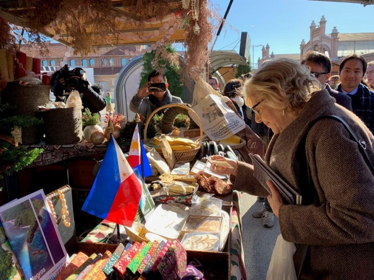 Madrid Mayor Visits the Philippine Booths at “La Navideña,” Madrid’s ...
